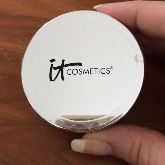 it cosmetics | Makeup | It Cosmetics Bye Bye Pores Powder | Poshmark